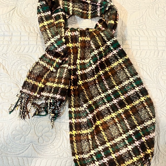 Un branded | Accessories | Cashmere Textured Woven Scarf With Fringe ...